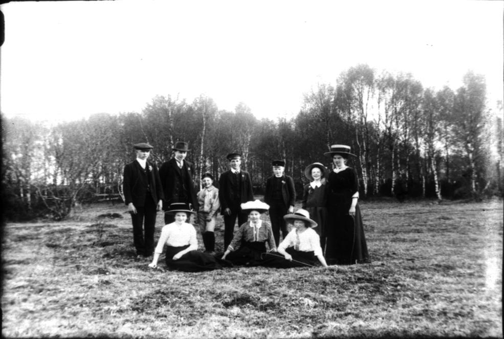 Söder om Österåsaparken. Sittande Elin Selander, Signe Skatt, Berta på ...