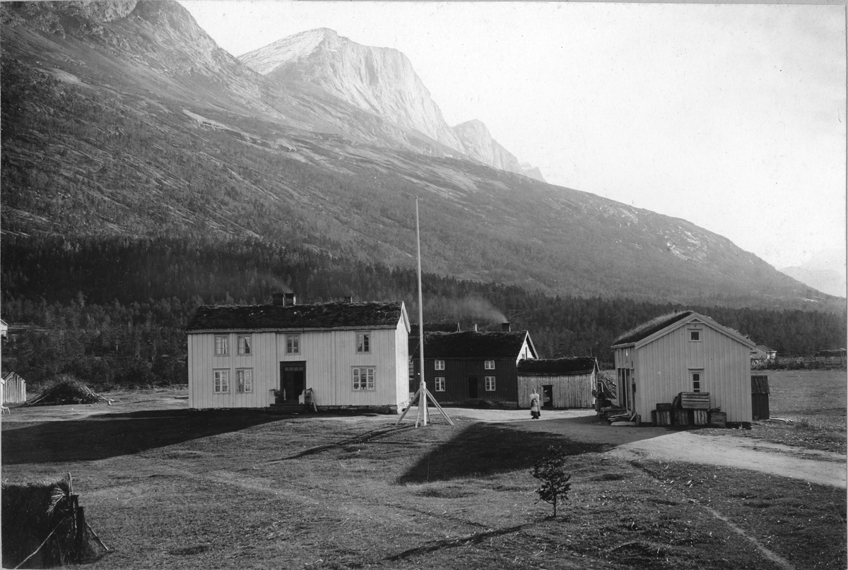 Sjangeli koppargruvor i Lappland. Stugor i Elvegård (Elvegaard ...