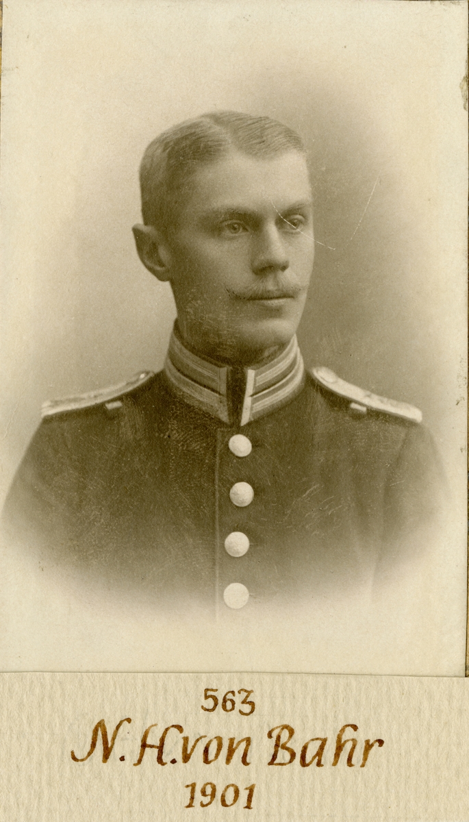 Porträtt av Nils Henriksson von Bahr, officer vid Göta livgarde ...