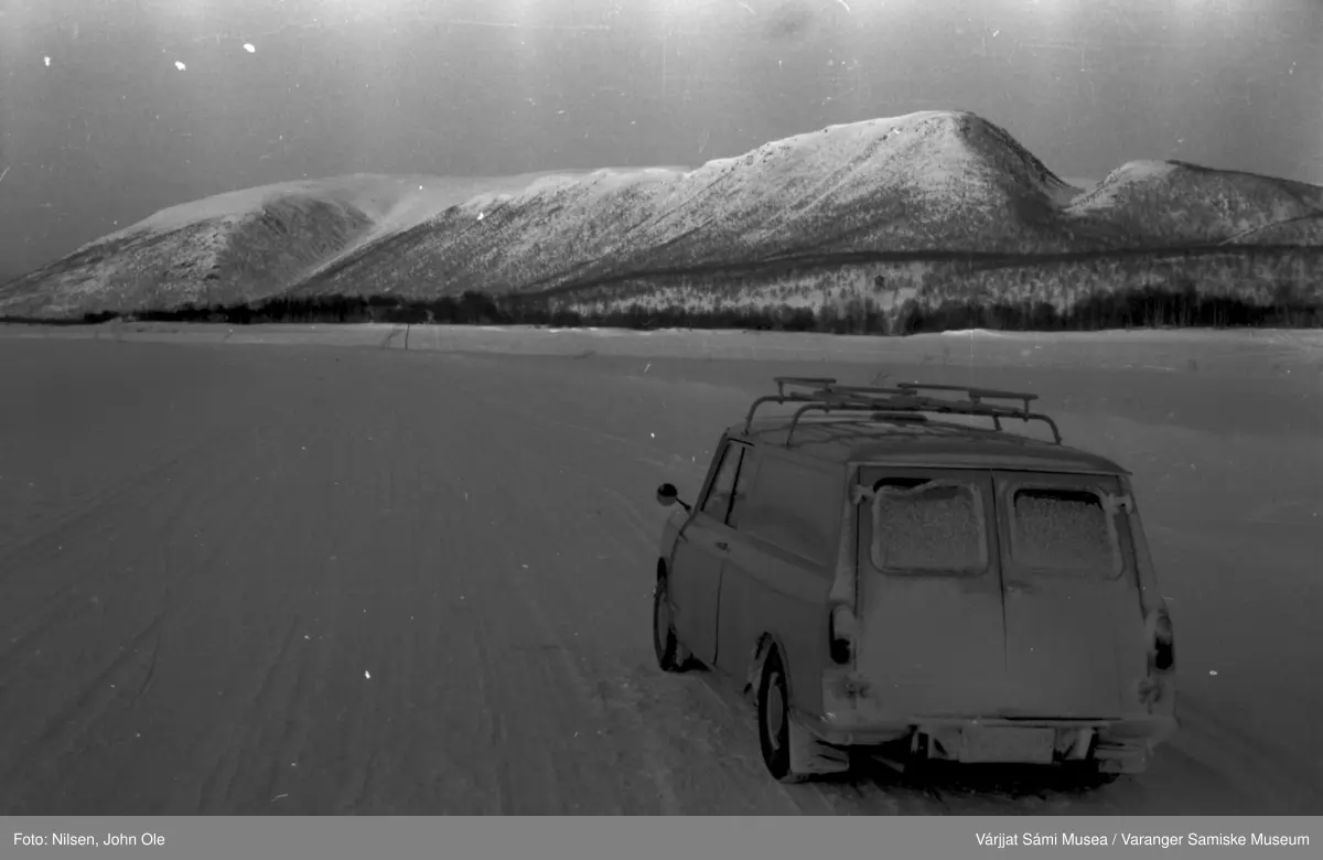 Bil som står på isvei. Bilen er av merke en Mini Morris og tilhørte ...