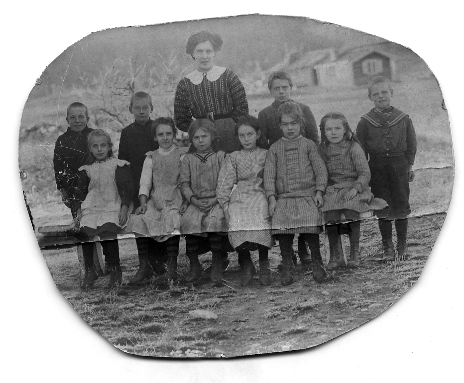Gunna Otnes' første elevkull på Otnes småskole 1911 - Anno Musea i Nord ...