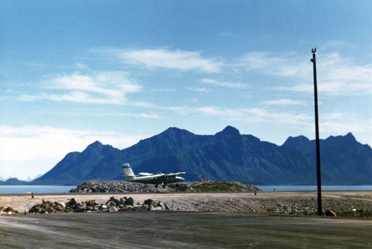 Lufthavn/Flyplass. Svolvær. Med fjellene på øya Molla som bakgrunn, tar ...