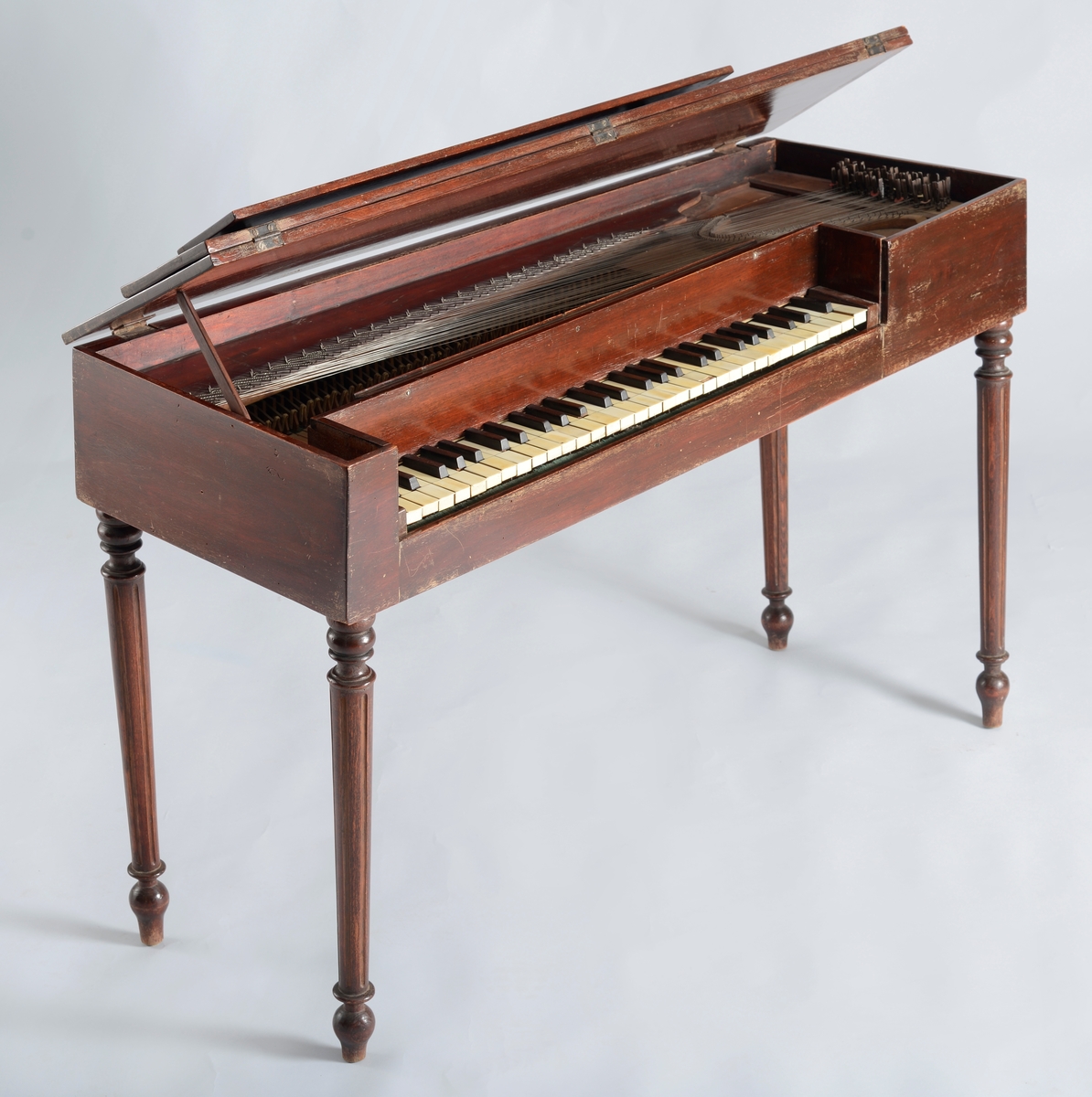 Taffelpiano - Ringve Musikkmuseum / DigitaltMuseum