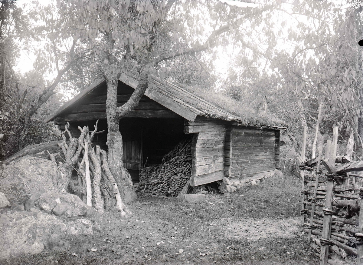 Bod med timrad fasad i Stensjö. - Kalmar läns museum / DigitaltMuseum