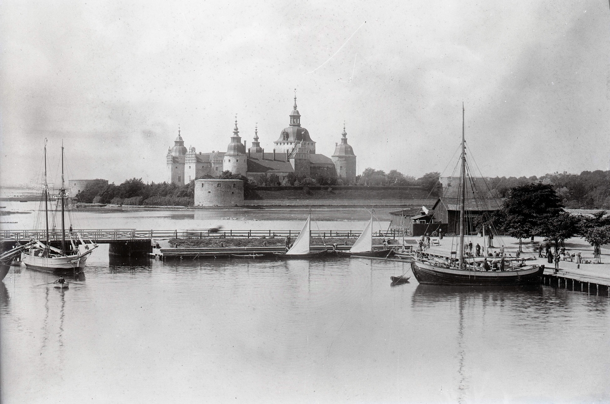 Kalmar hamn med slottet i bakgrunden. - Kalmar läns museum / DigitaltMuseum