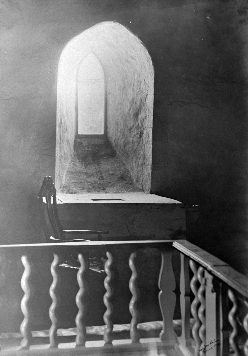 Alterring, stol og vindu i koret på Trondeneskirka. - Sør-Troms Museum ...