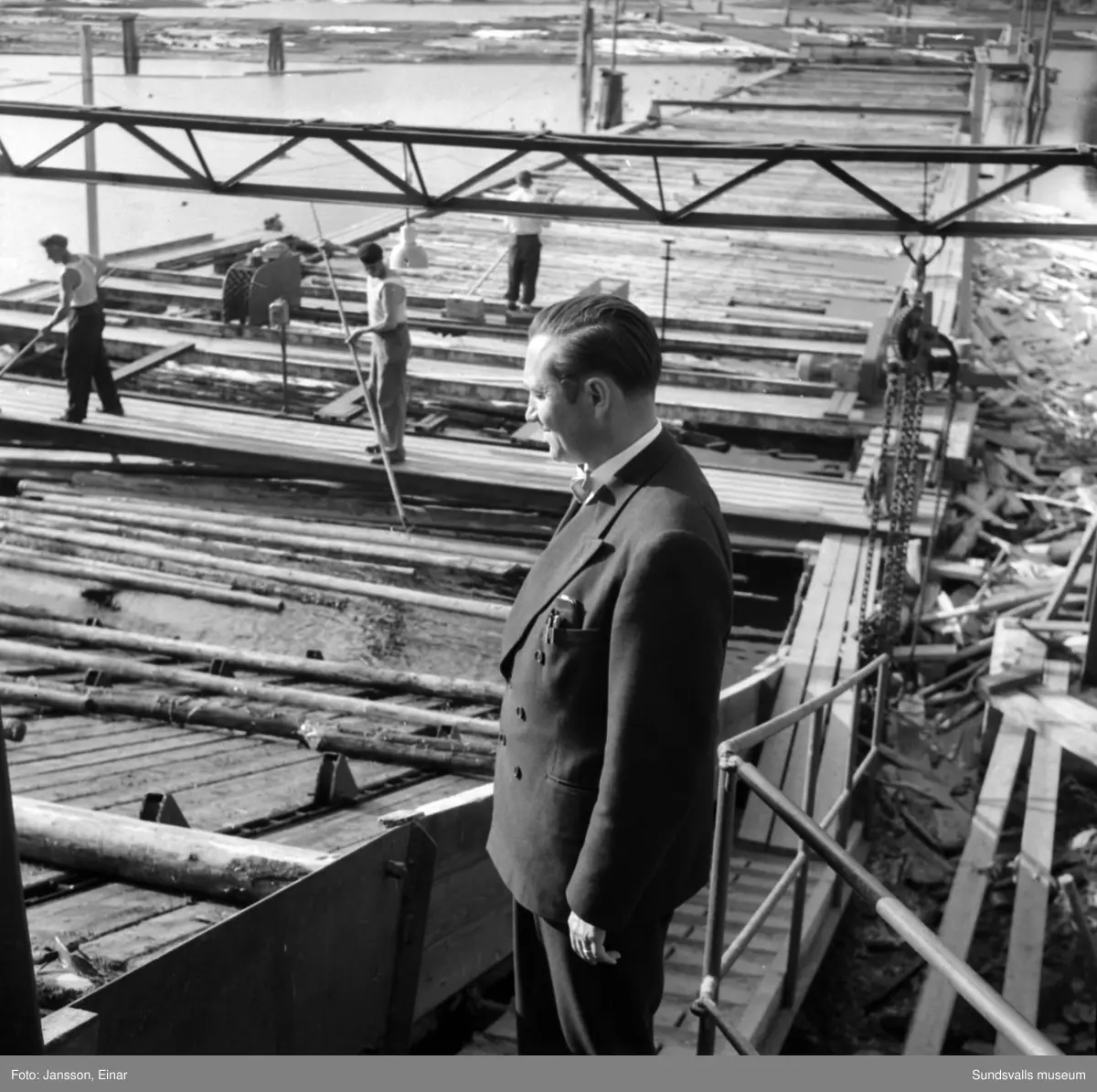 Timmersortering i Ljungan vid Matfors pappersbruk. - Sundsvalls museum ...