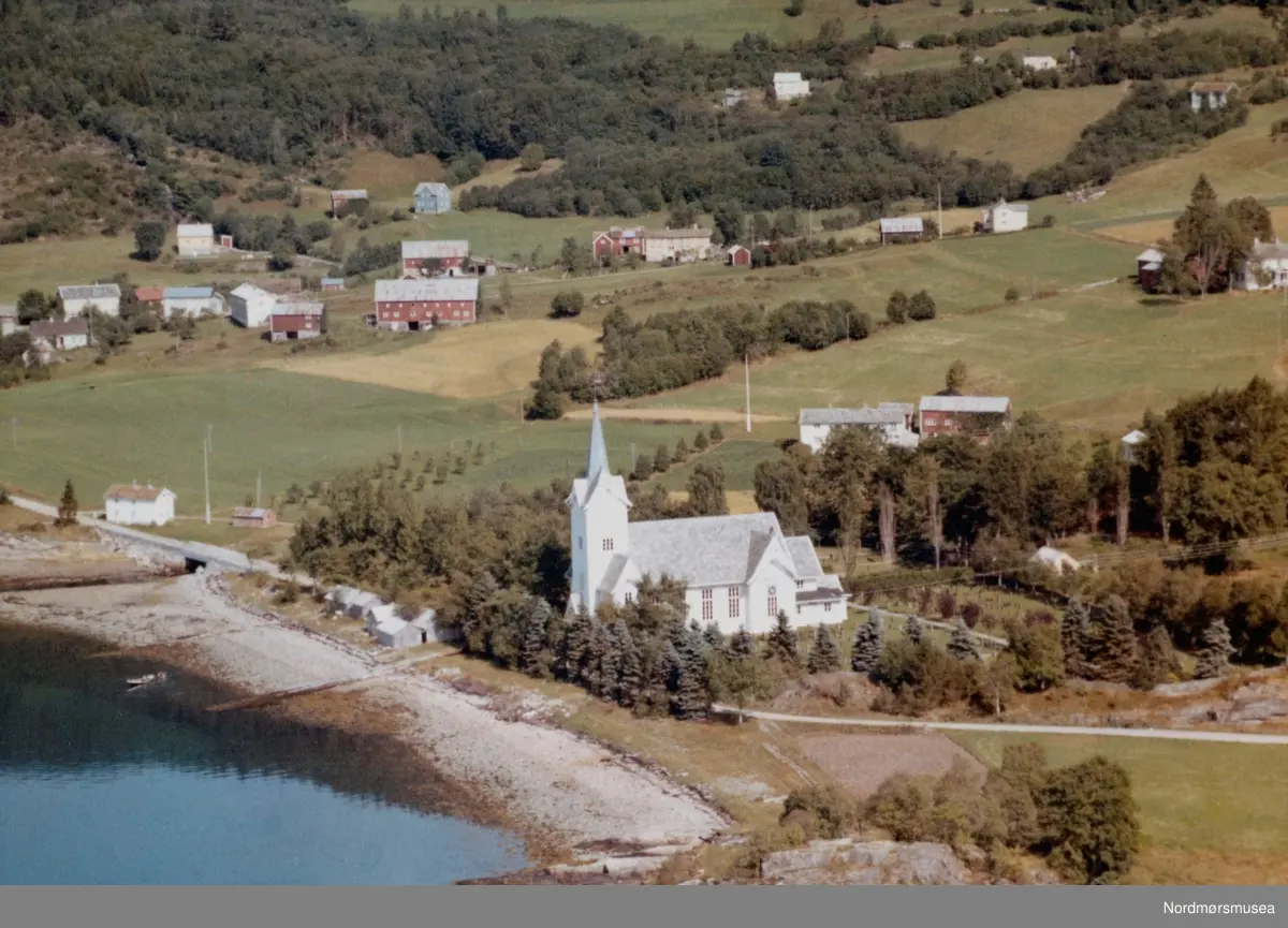 Flyfoto. Foto fra Stangvik kirke i Stangvik, Surnadal kommune. Andre ...