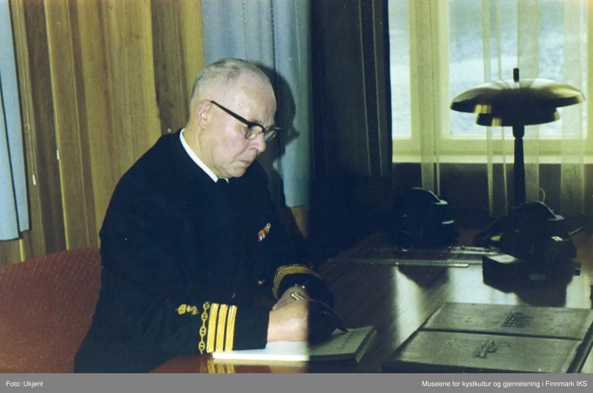 Havnefogd Erling Hafto på sitt kontor. 1968. - Museene for kystkultur ...