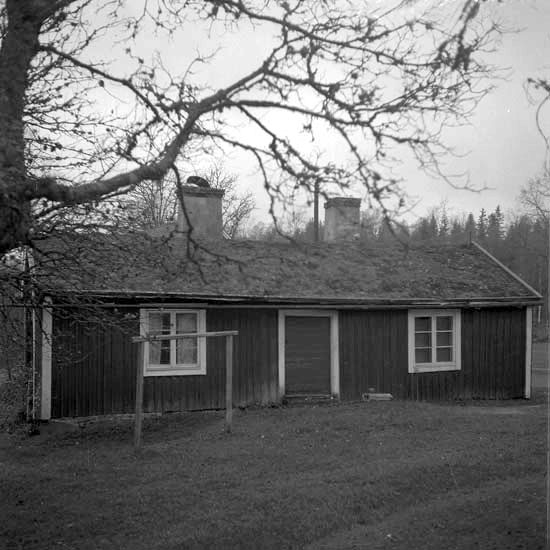 Ett torp med gräs på taket. - Kulturparken Småland / Smålands museum ...