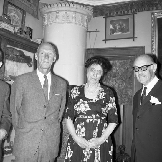 Minnesrummet, Huseby, 1968. Fröken Florence Stephens med två män i ...