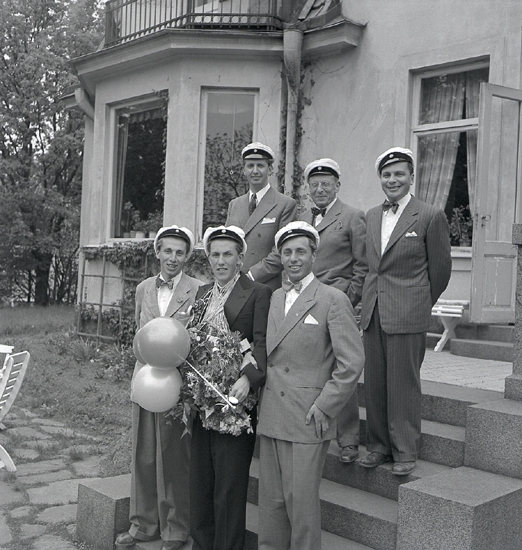 Tegner, 1947. Karl-Bertil Tegner (1927- ) omgiven av sin far Yelverton ...