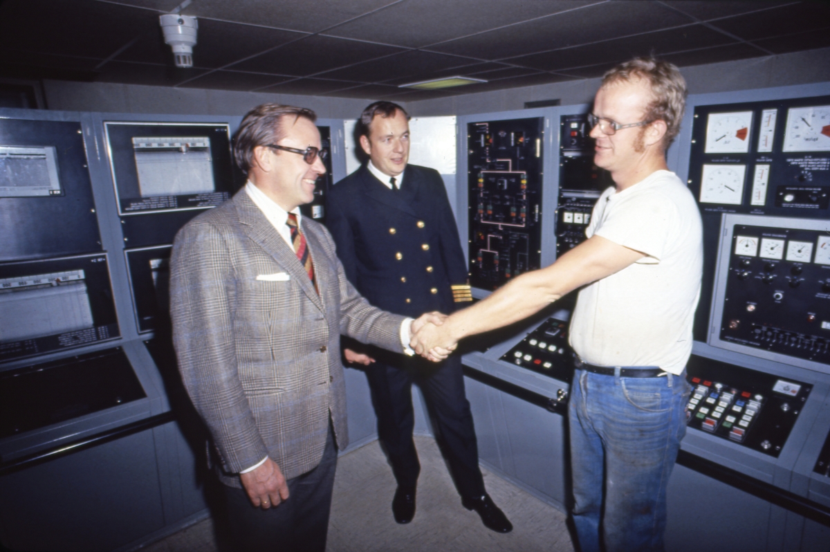 Rederen på besøk ombord i T/T ‘Wind Eagle’ (b. 1977, Kockums Varv ...