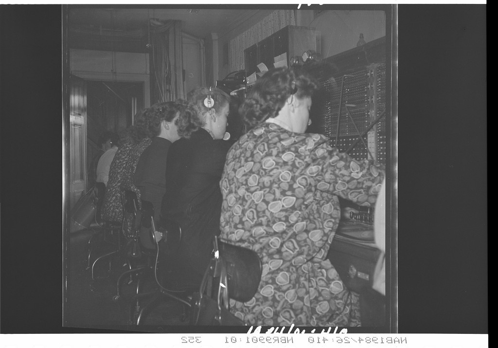 Sentralborddamer på den gamle telegrafen i Narvik. - Museum Nord ...