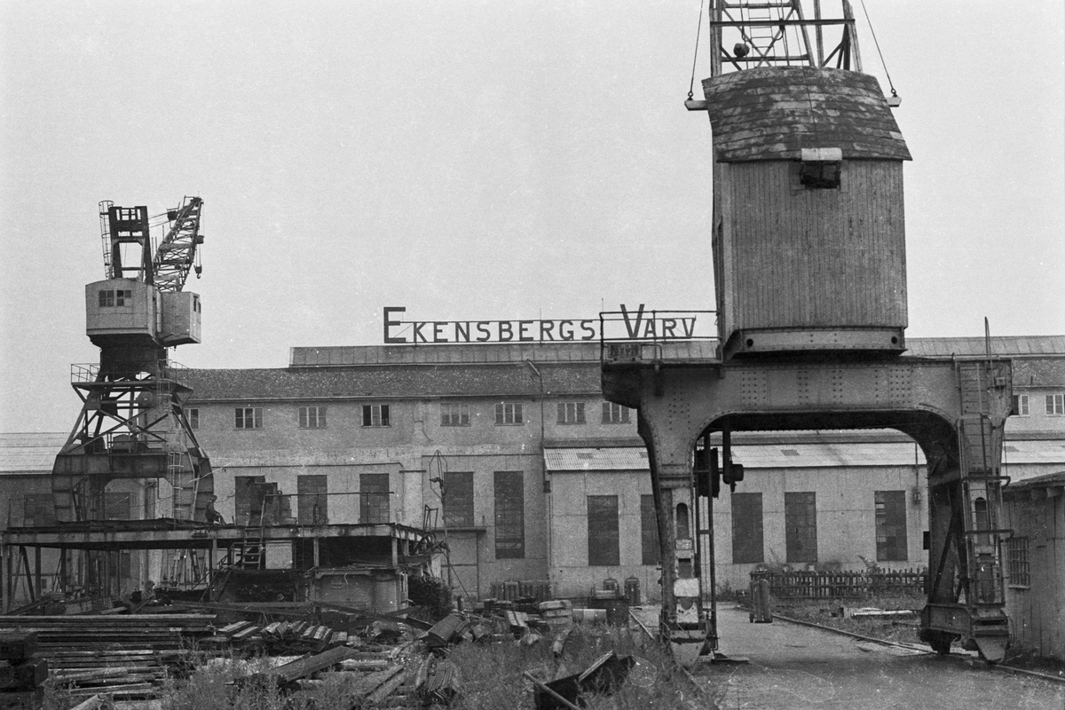 Ekensbergs varv 1970; varvsområdet med kranar och varvsbyggnad ...
