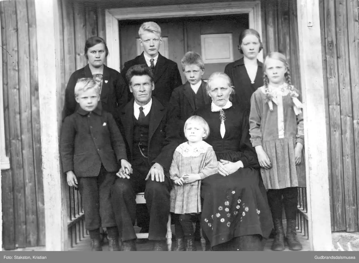 Torstein Steinbakke (f. 1882) m.familie ca. 1930 - Gudbrandsdalsmusea ...