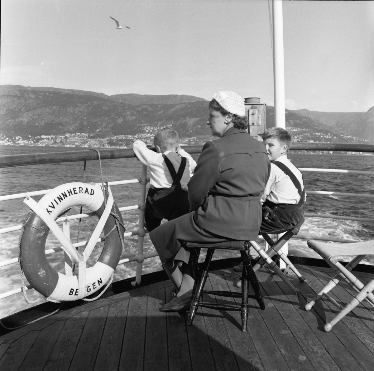 Mor og barn på akterdekket ombord på "Kvinnherad" - Kraftmuseet ...