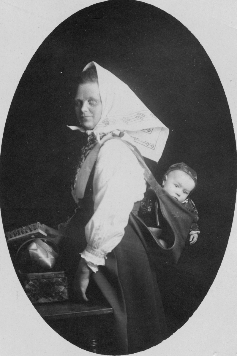 Folkmarknaden i Stadshuset 1911. Dalkulla med "Mjölkdroppsbarn ...