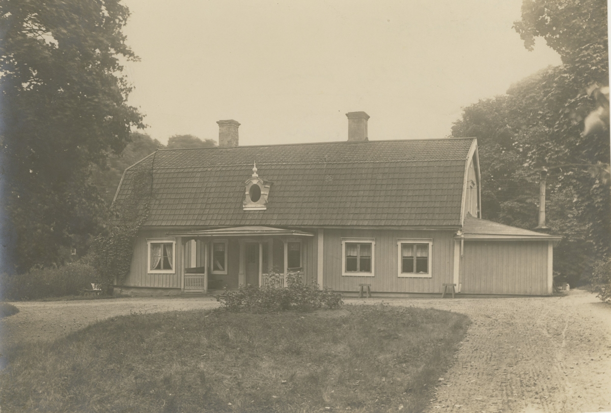 Ett bostadshus med mansardtak och takkupa. Har en träfasad. - Kalmar ...