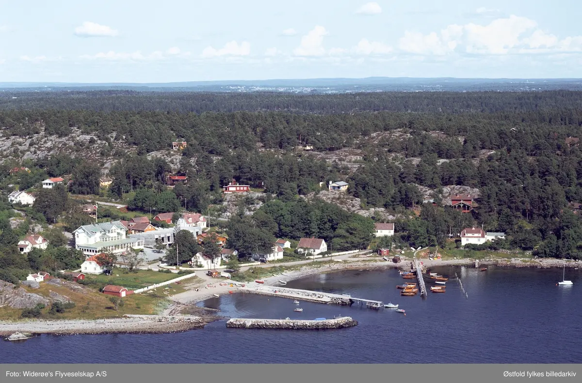 Oversiktsbilde over Larkollen med Røeds Hotell i Rygge sett mot ...