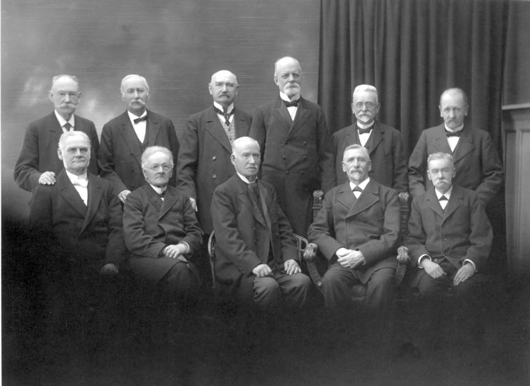 Stående: Carl Otto Lindholm f. 50. Gustaf Österdal f. 50. Richard ...