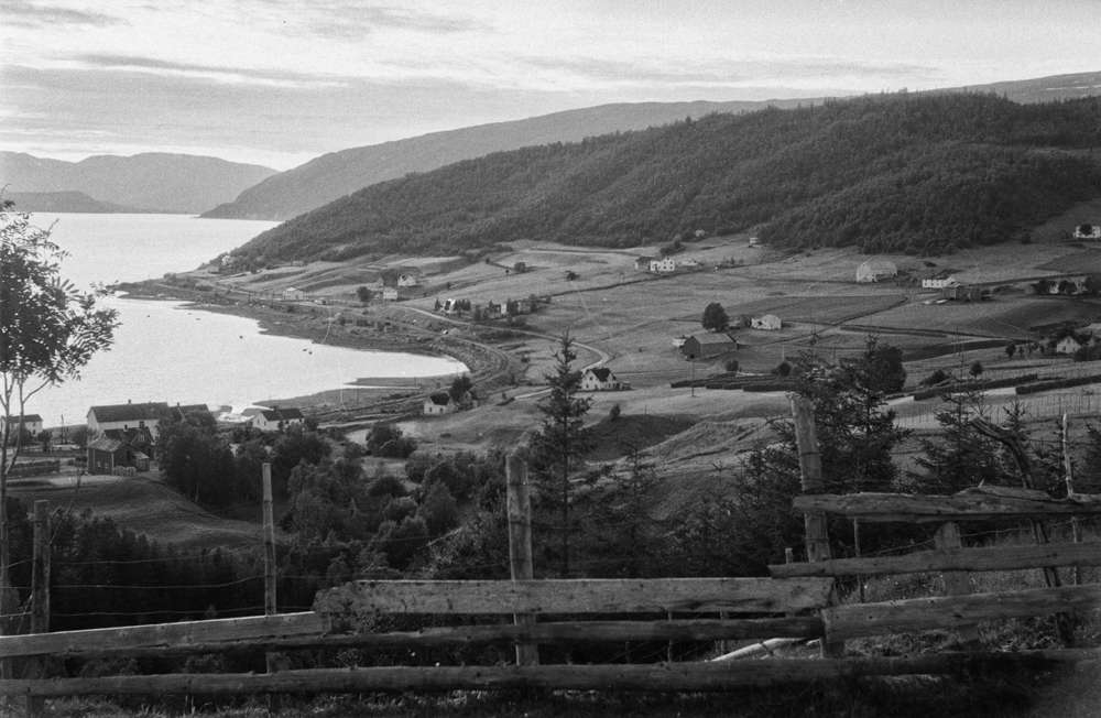 Motiver fra Skaland. Første foto viser Skaland med utsikt mot Veset på ...