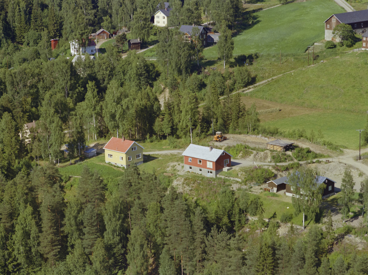 Øyer, Tretten, Stav. Privatboliger langs Toppavegen. Stavshaugen sees i ...
