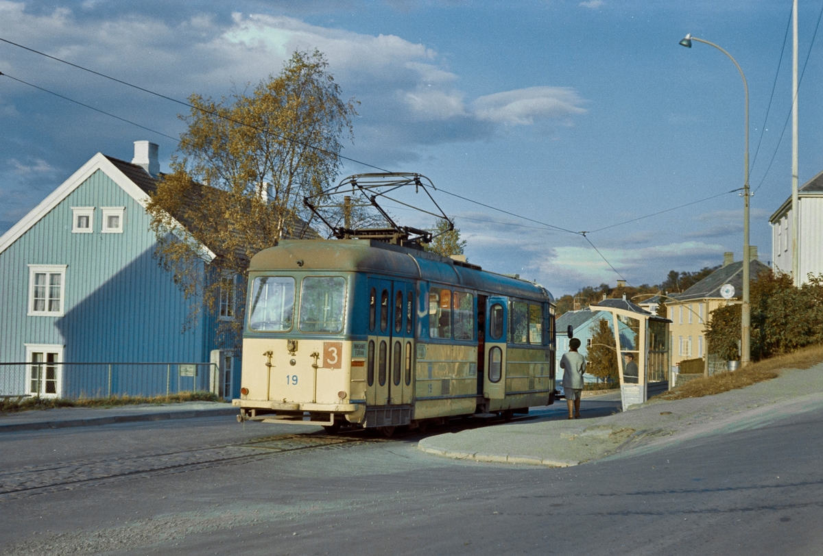 Trikk på linje 3 til Jernbanestasjonen, her i Asbjørnsensgate i ...