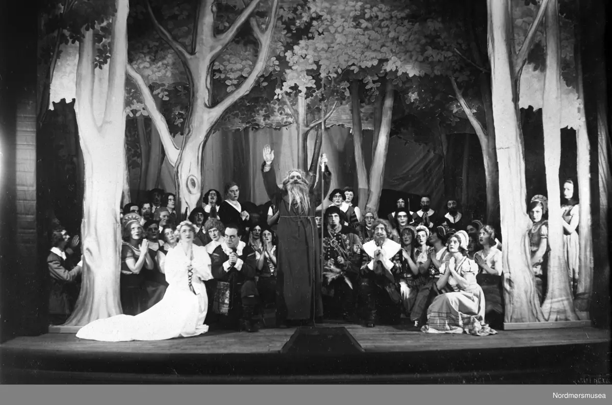 Weber: Jegerbruden. Opera i Kristiansund 1931. Festiviteten. Foto: J.O ...