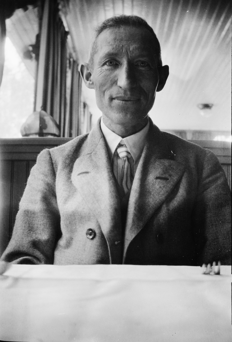 Skolutflykt 1928 - John Alinder vid restaurangbord - Upplandsmuseet ...