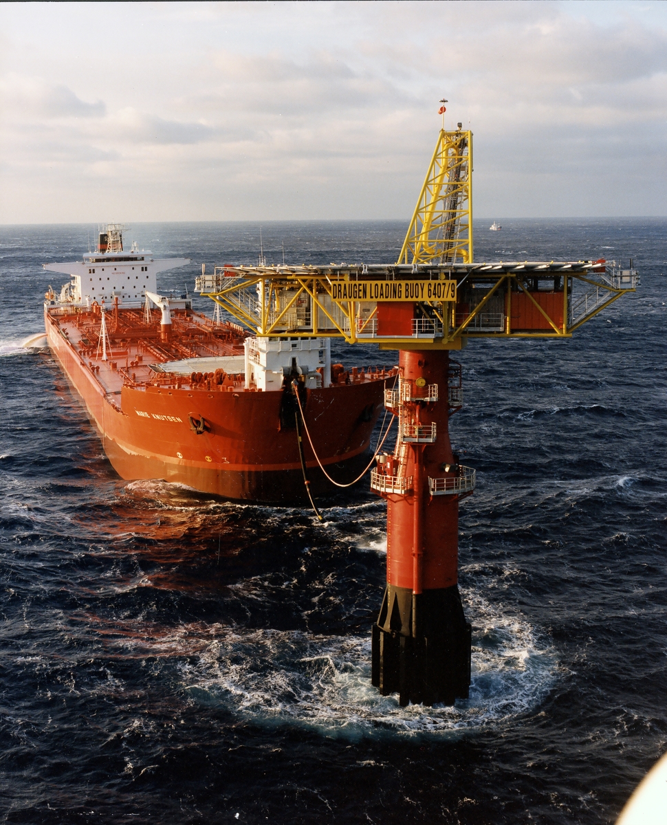 Bøyelasteren Marie Knutsen laster olje ved lastebøyen på Draugenfeltet ...