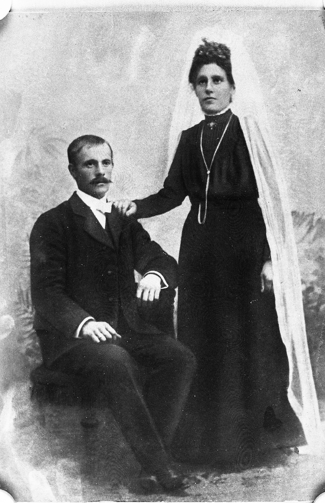 Knut Knutson Aga (4.11.1885 - 6.7.1959) gift med Klara Alette ...