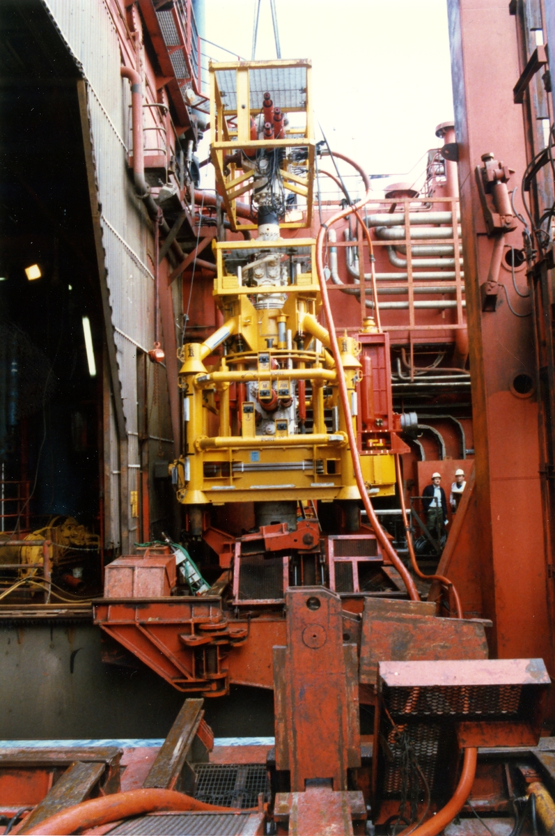 Det er store dimensjoner på BOP'en (Blow Out Preventor) som heises på ...