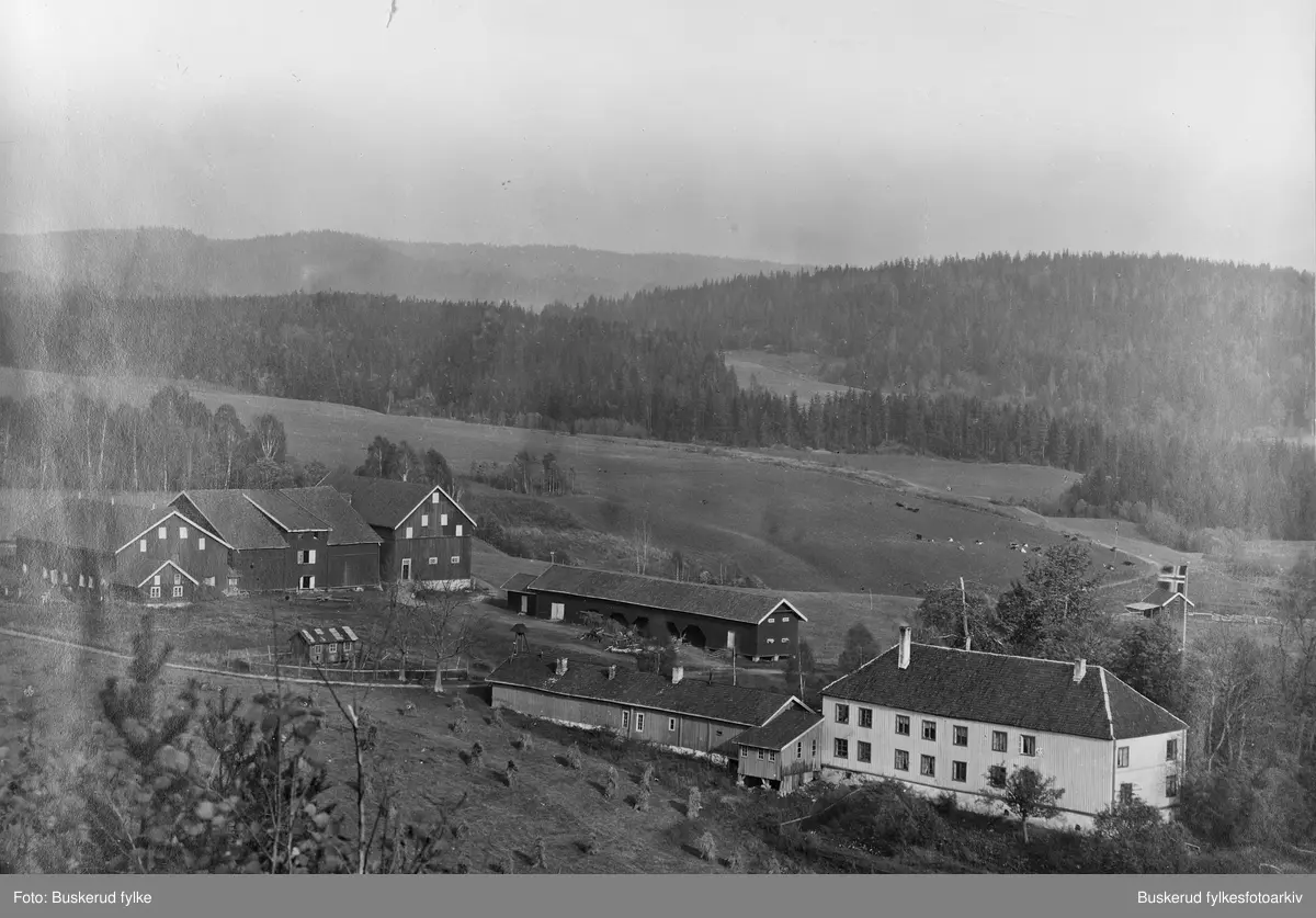 Buskerud gård. Hele gårdanlegget i 1912 - Buskerud fylkesfotoarkiv ...