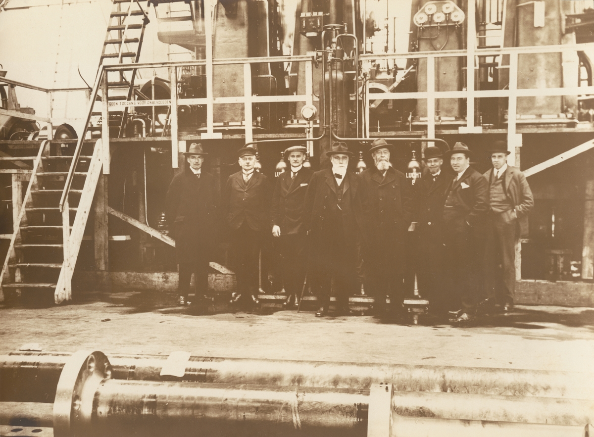 Motiv från Svenska AB Nobel-Diesel. I mitten Emanuel Nobel. - Tekniska ...