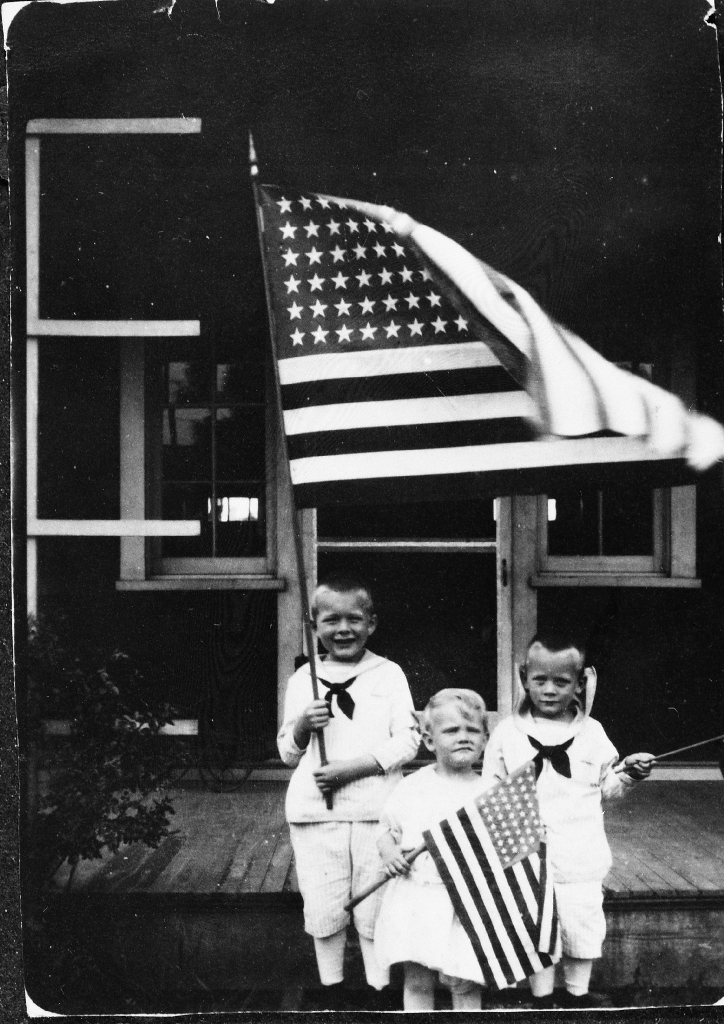 John Moeller, Sigrid Moeller og Erik Moeller med USA flaget, "Stars and ...
