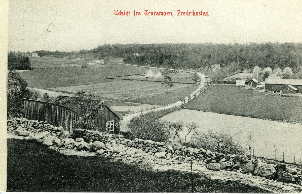 Skovbøle Gård th - Trara Smedens hus i forgrunnen t.v. ved smedbakken ...