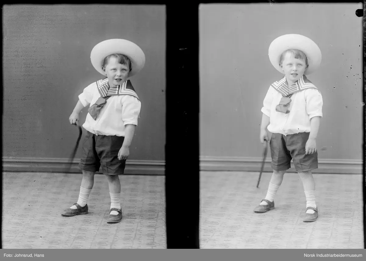 Dobbeltportrett. Gutt i matrosdress med hatt og stokk. - Norsk ...