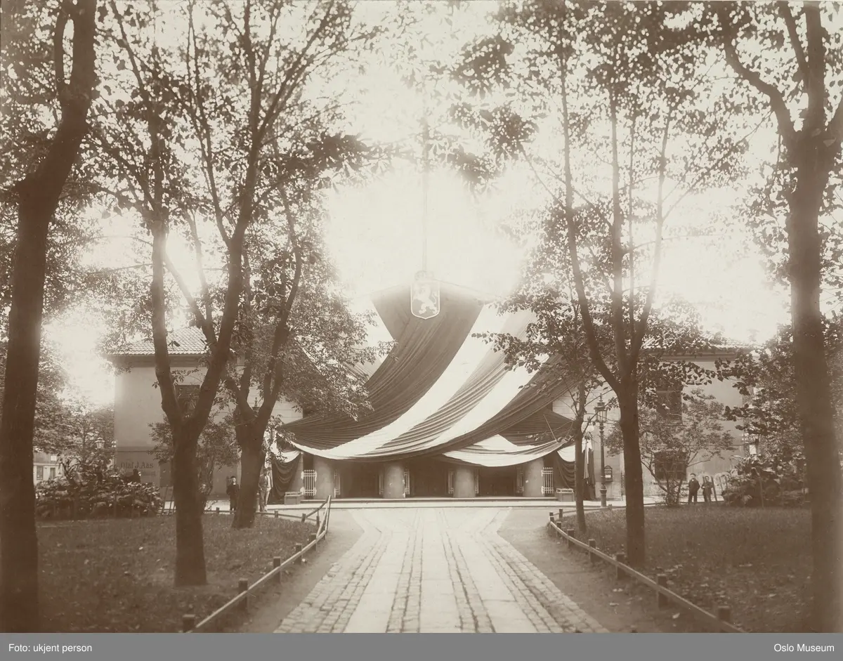 Børsen utsmykket ved kong Oscar IIs jubileum, 1897. - Oslo Museum ...