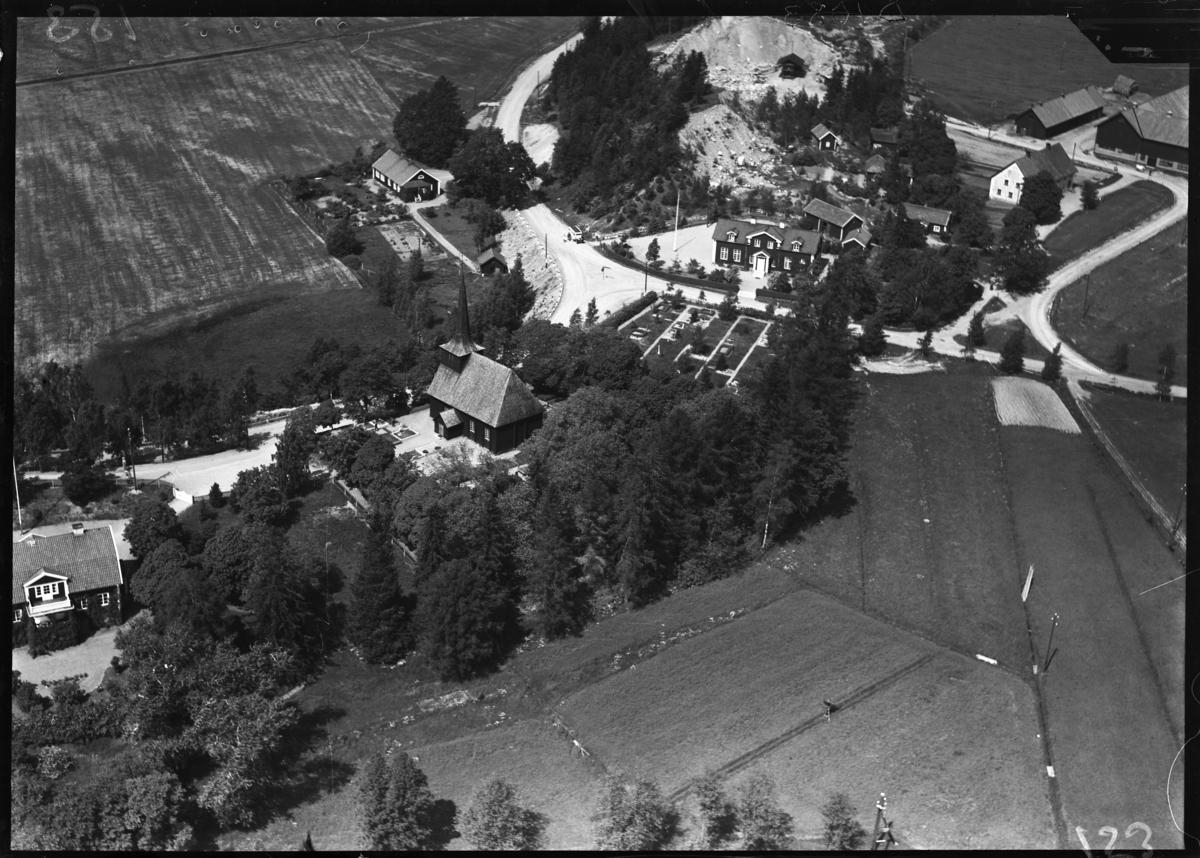 Flygfoto över Sura gamla kyrka, Surahammar. - Västmanlands läns museum ...