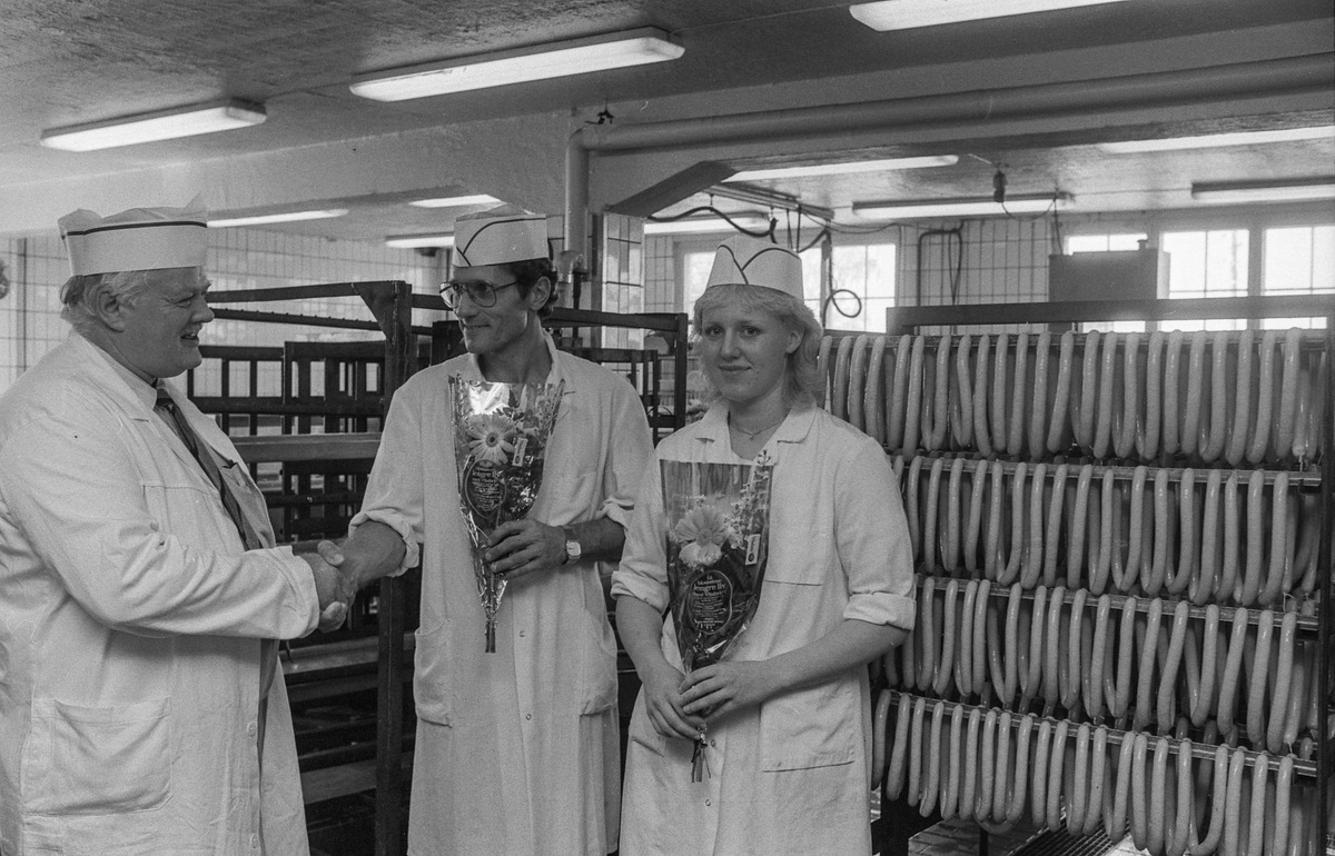 Tomte Mat i Ås med to ferdigutdannede pølsemakere. Hans Olav Skjolden ...