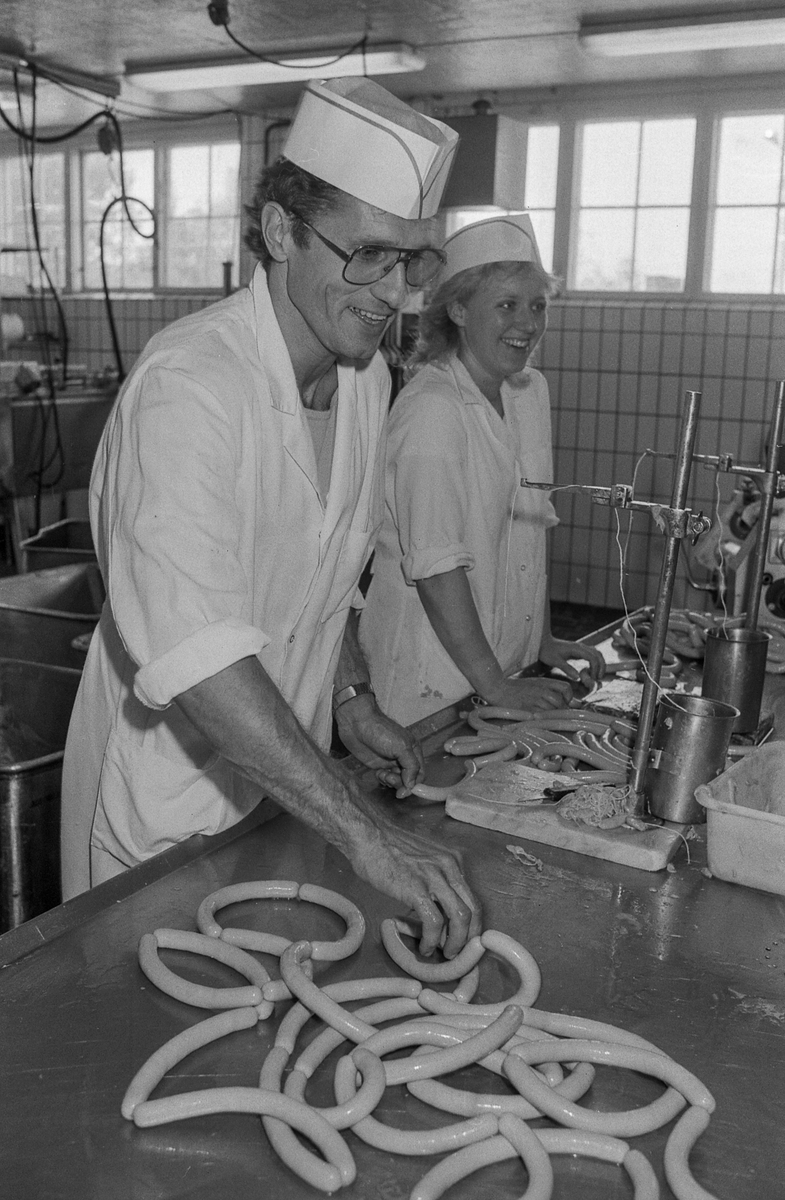 Tomte Mat i Ås med to ferdigutdannede pølsemakere. Hans Olav Skjolden ...