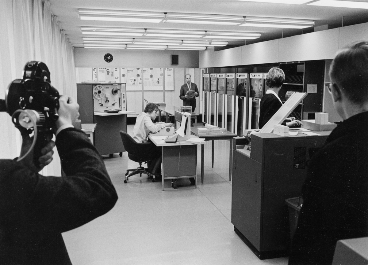 Förste byråsekreterare Tord Wetterberg, i fonden, visar bankens ...