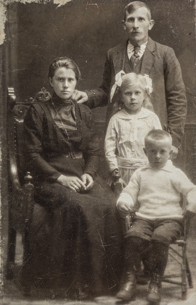 Portrett av Daniel Eriksen med familie. - Helgeland Museum / DigitaltMuseum