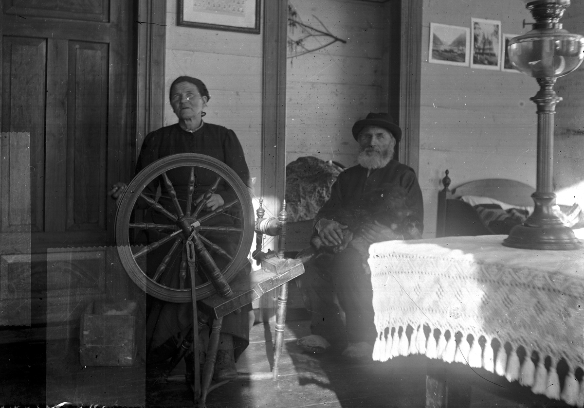 Fotoarkiv etter Aanund Olavson Edland. Portrett av Sigrid og Olav ...