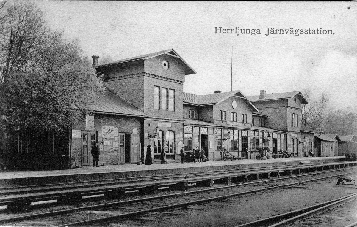 Järnvägsstationen i Herrljunga. Första stationshuset anlagd 1858. Vid ...