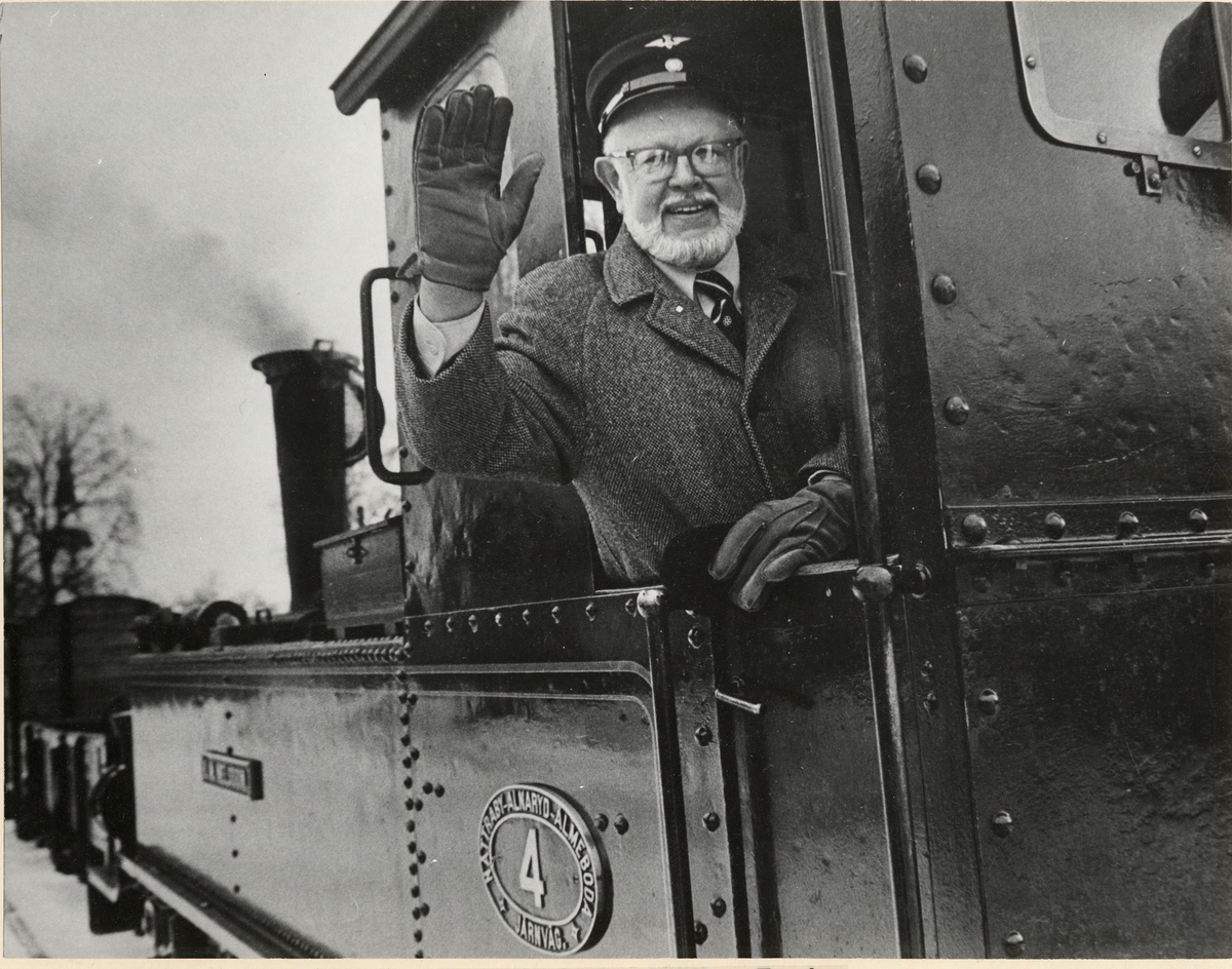 Nobelpristagaren i fysik och järnvägsentusiasten William Fowler provkör ...