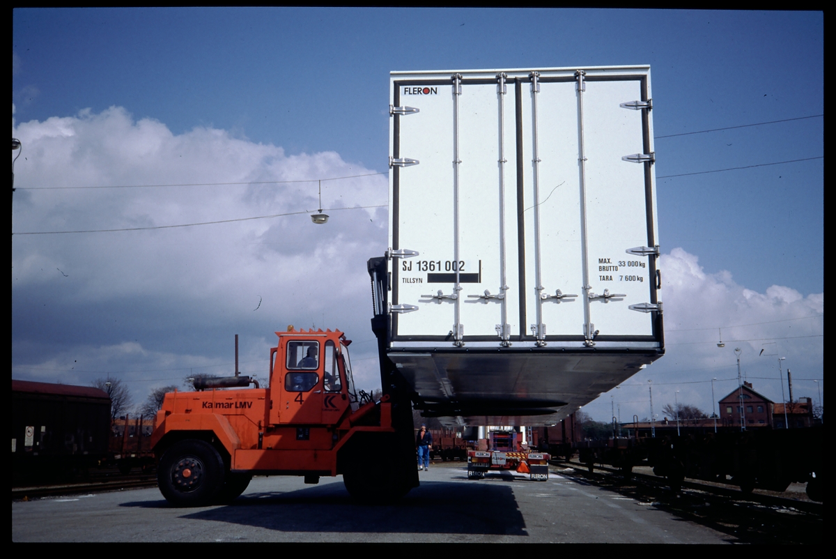 Lastning av container med en containertruck. - Järnvägsmuseet ...