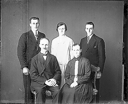 Familjen Lundell. Sittande knekten/furiren Carl Lundell och hustrun ...