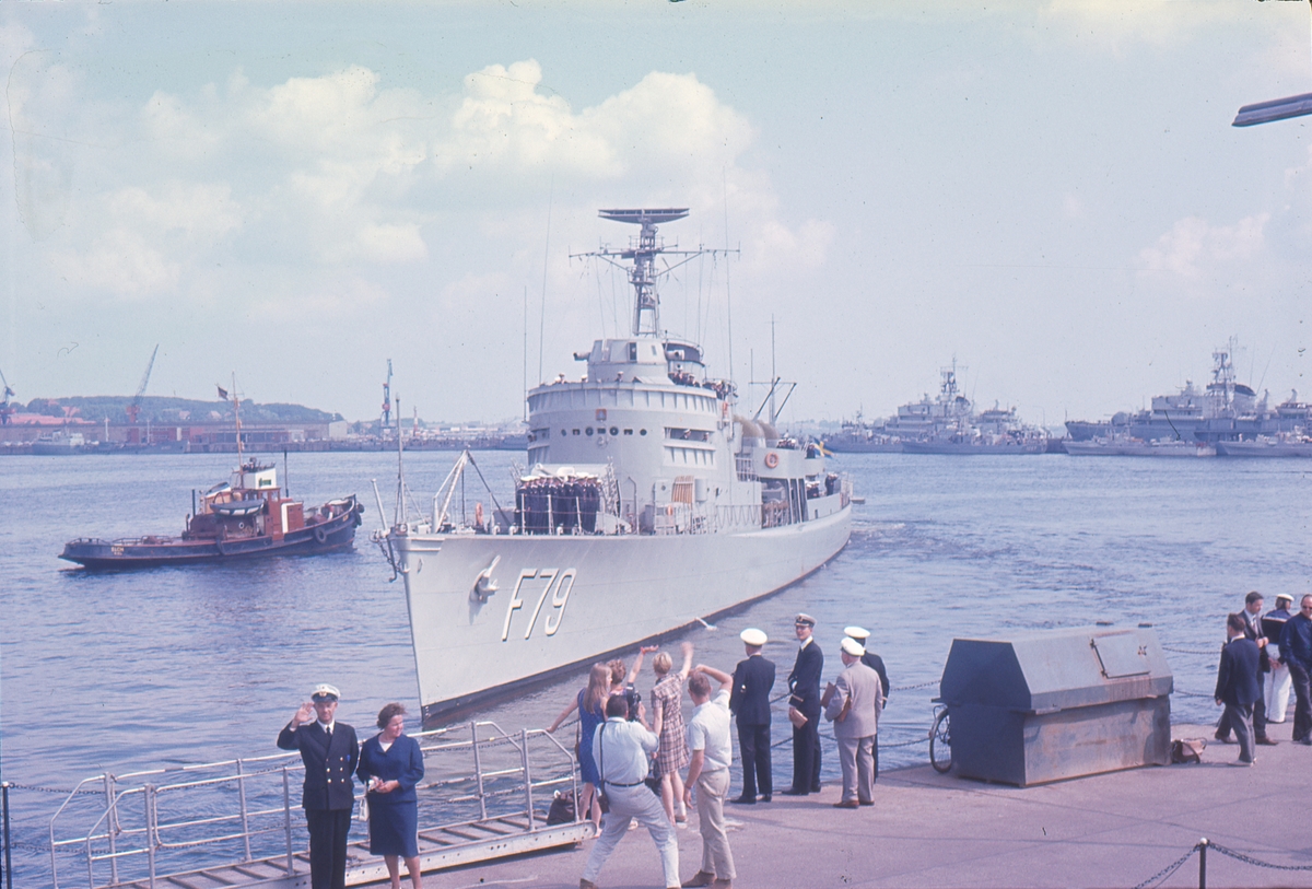 HMS Karlskrona F79 på väg mot kajen - Marinmuseum / DigitaltMuseum